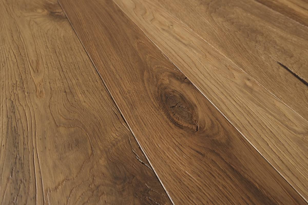 Parquet in rovere rustico con spaccatura