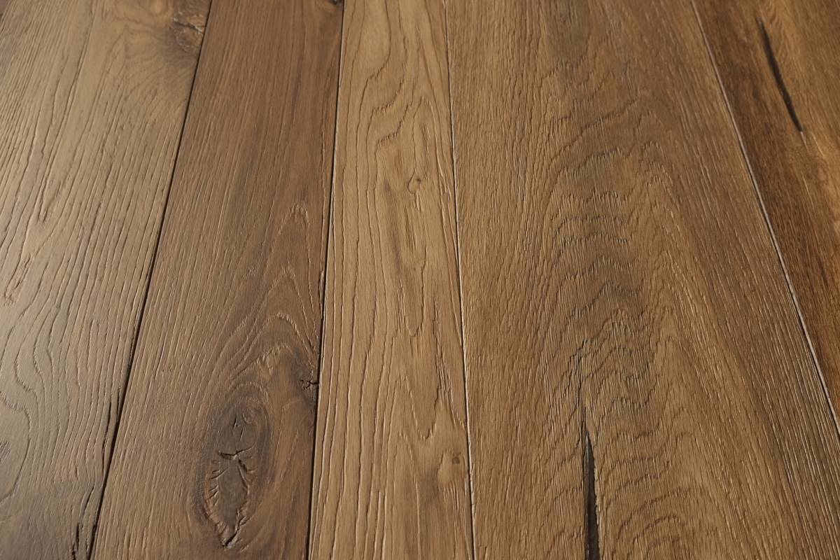 Parquet in rovere rustico con spaccatura