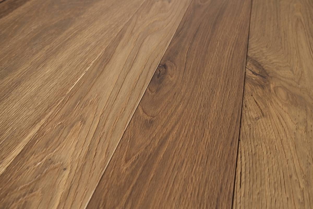 Parquet in rovere rustico con spaccatura