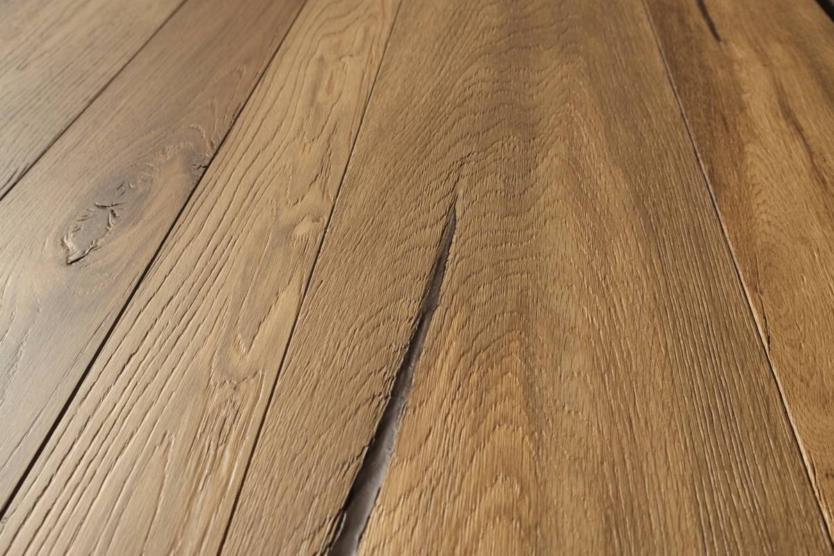 Parquet in rovere rustico con spaccatura