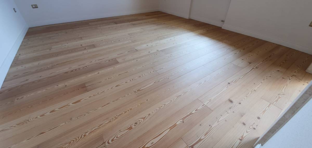 parquet in legno di larice spazzolato supportato verniciato
