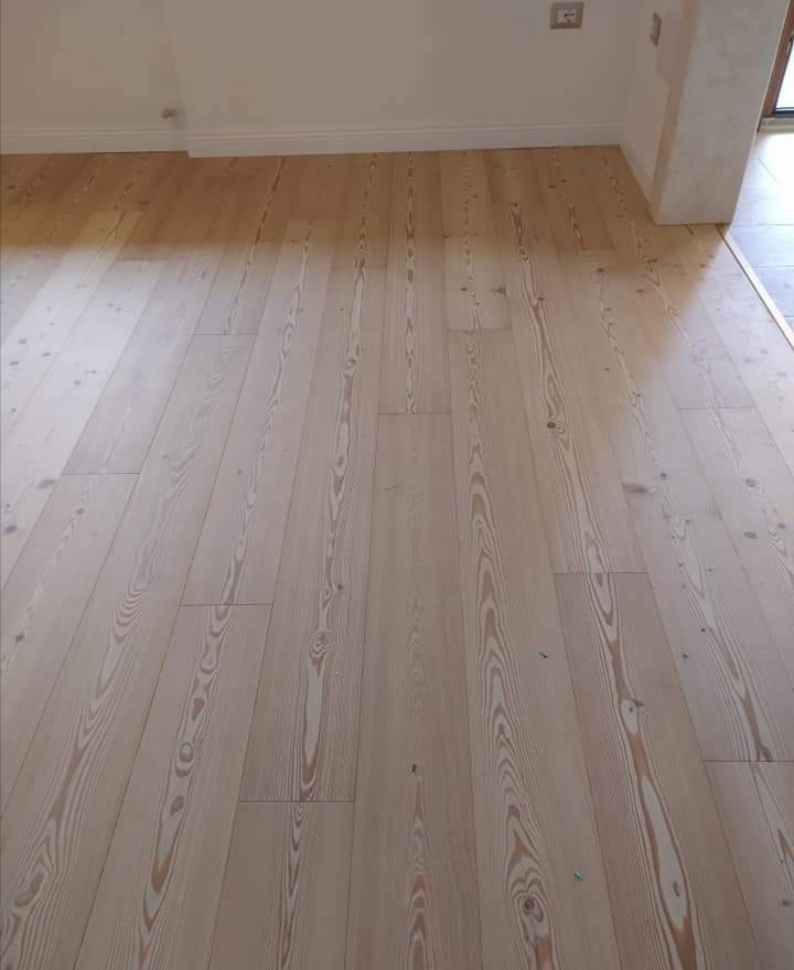 parquet in legno di larice spazzolato supportato verniciato