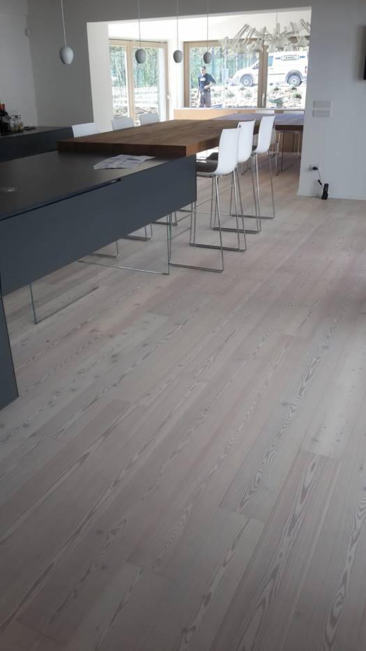 parquet in legno di larice spazzolato supportato verniciato