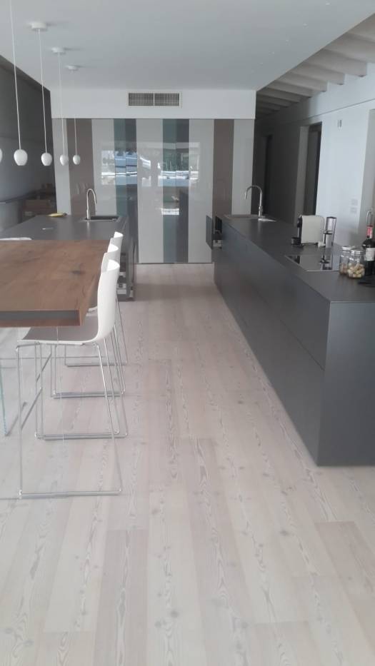 parquet in legno di larice spazzolato supportato verniciato