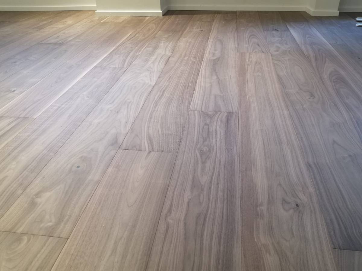 Parquet in legno di noce massello o supportato prefinito a vernice