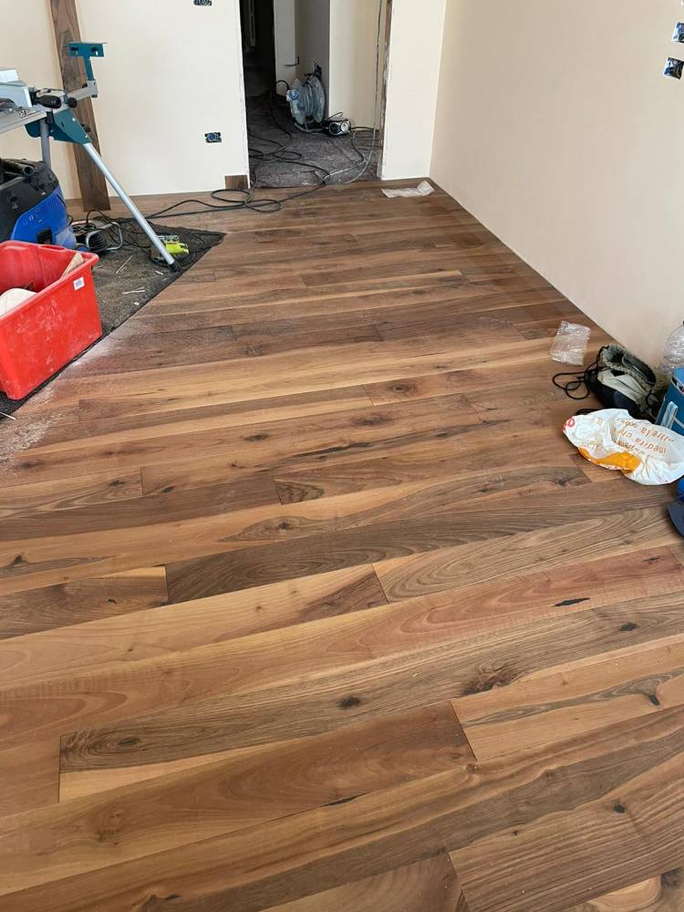 Parquet in legno di noce massello o supportato prefinito a vernice