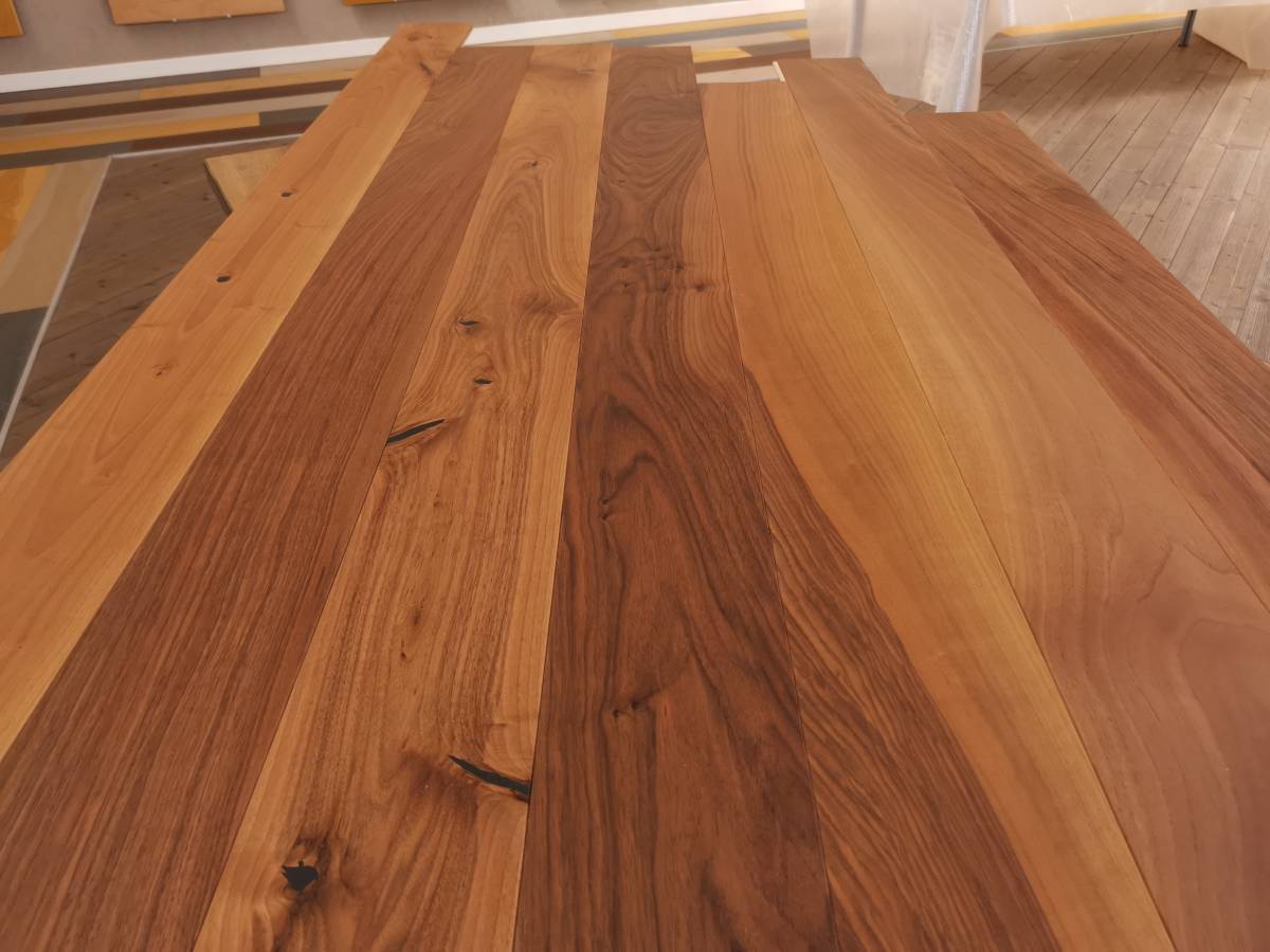 Parquet in legno di noce massello o supportato prefinito a vernice