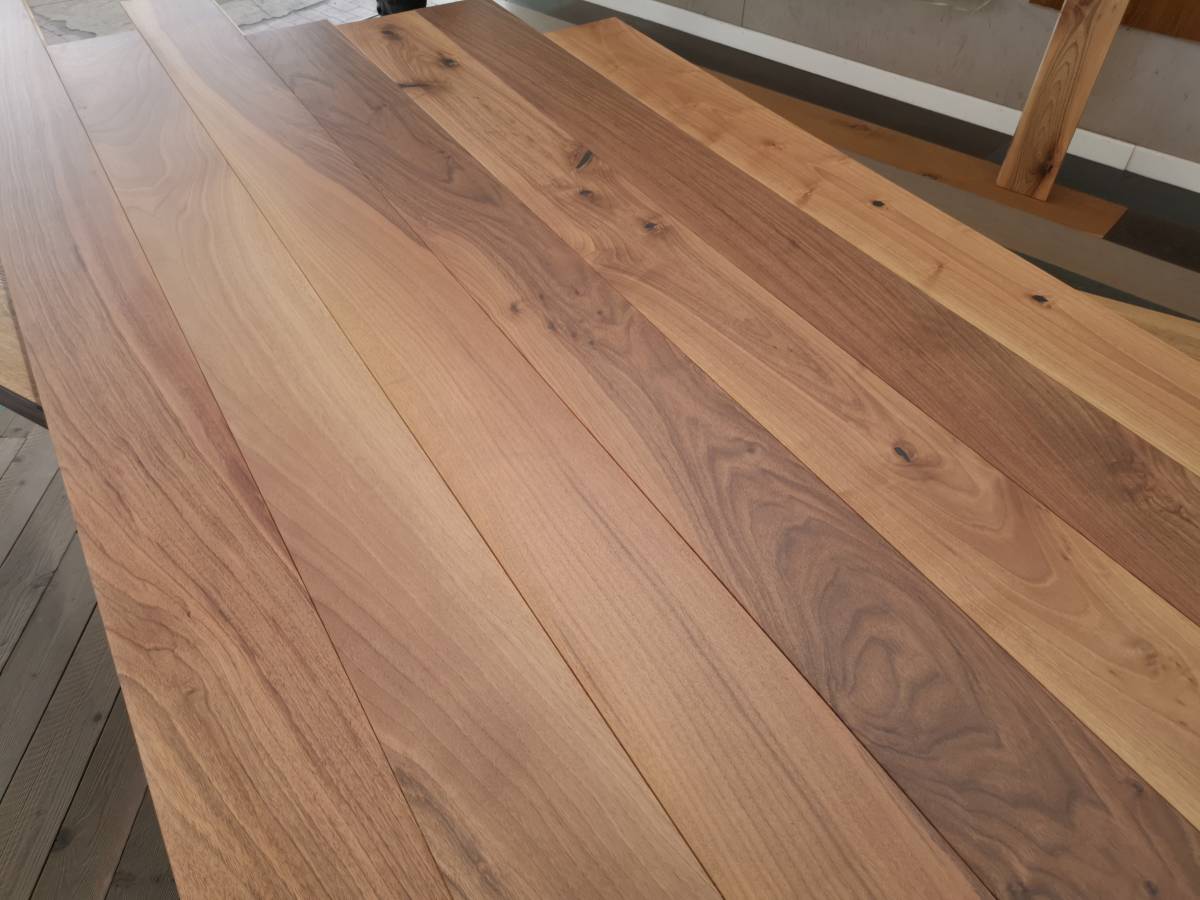 Parquet in legno di noce massello o supportato prefinito a vernice