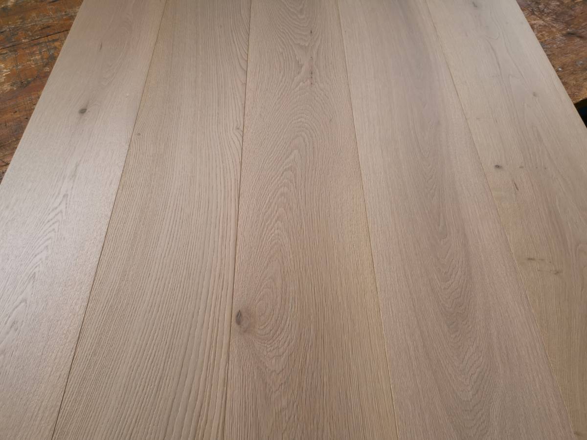 Parquet in rovere spazzolato grigio naturale